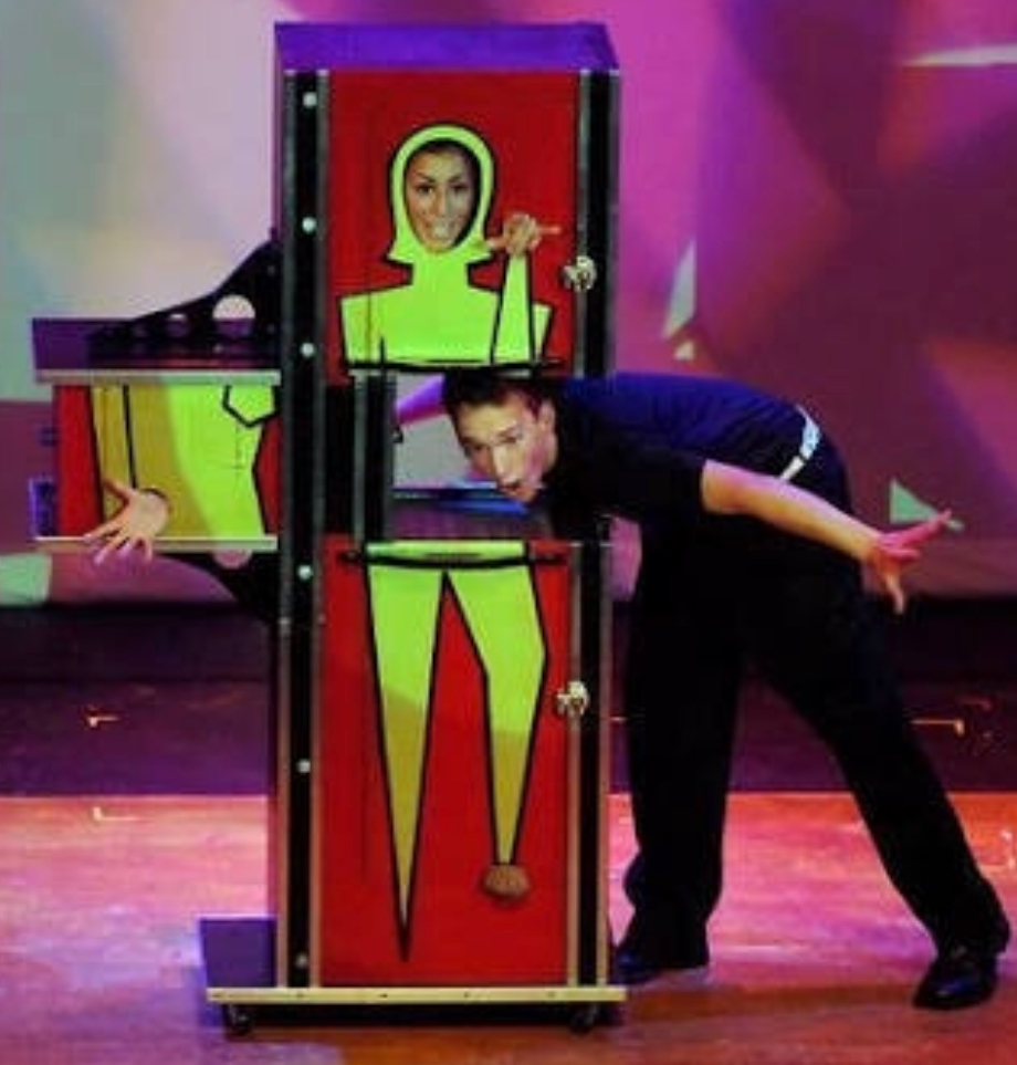ZIG – ZAG LADY CUTTING – A Sarkar Magic World – Find Magician at ...